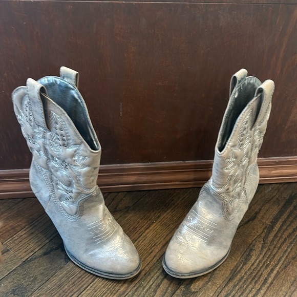 MIA | Shoes | Mia Brown And Gold Cowboy Boots Size 85minor Scratches ...